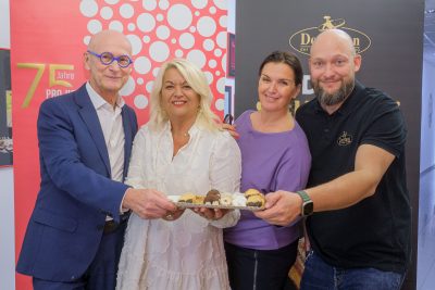 Promi-Backen bei DerMann: Apfel-Dinkelstreusel für den guten Zweck - Bäckerei Der Mann